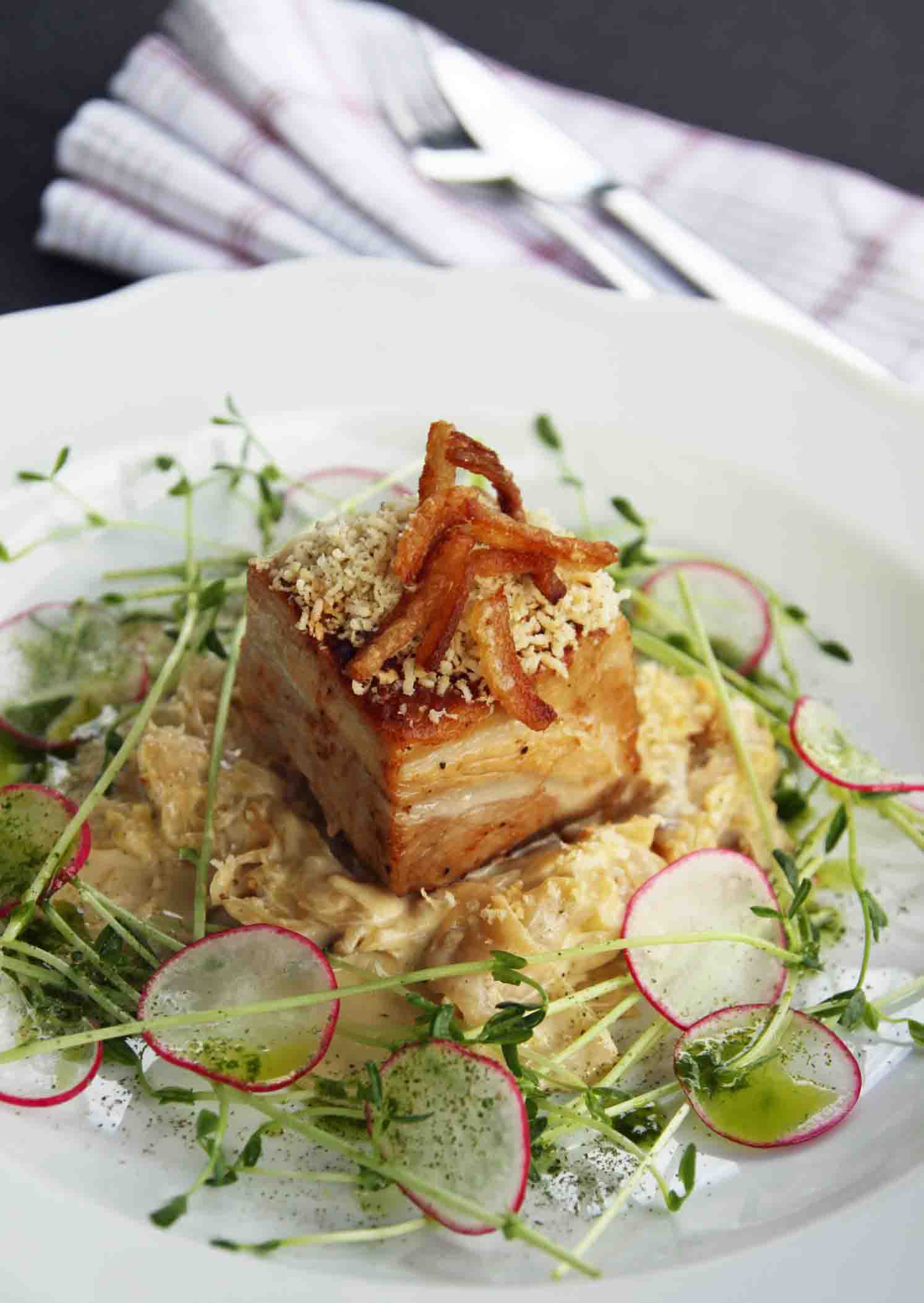 Confiterad fläsksida av rapsgris med gräddstuvad vitkål med miso ...